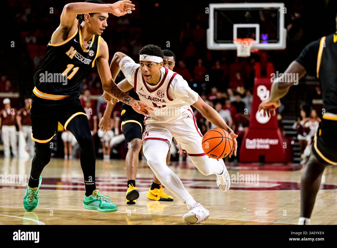 Oklahoma guard Jeremiah Fears (0) drives against Missouri guard Trent ...