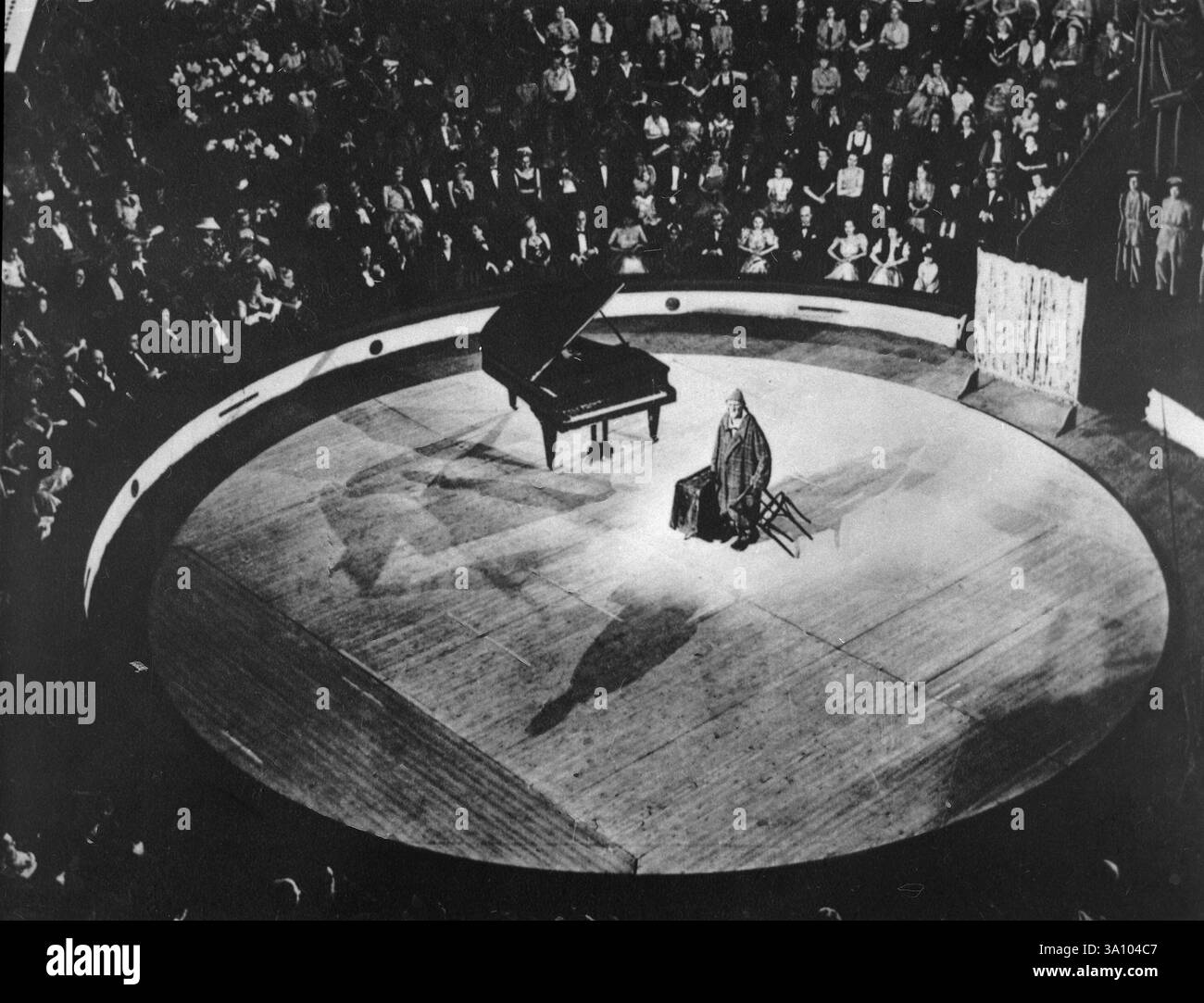 Swiss clown Grock at the Medrano Circus, Paris 1930s Stock Photo - Alamy
