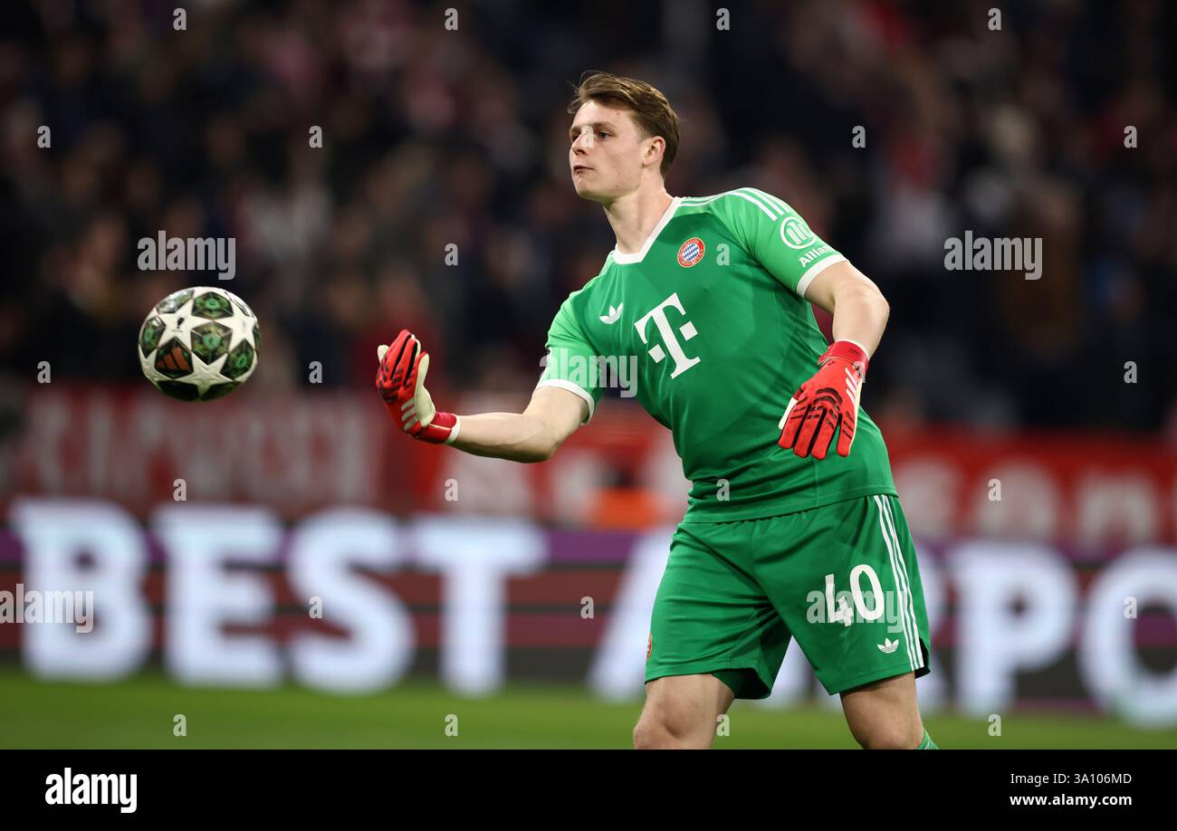 MUNICH, GERMANY - MARCH 05: Jonas Urbig of Bayern Muenchen during the ...