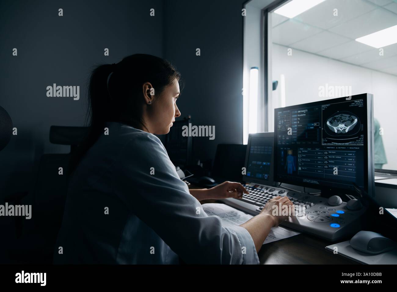 Doctor analyzing ct scan images hi-res stock photography and images - Alamy
