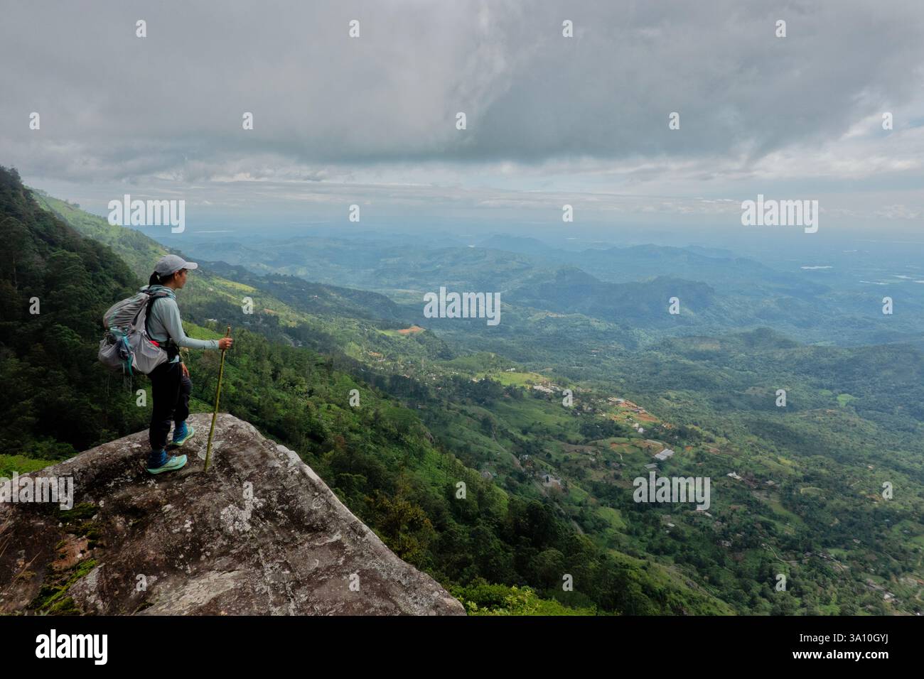 Hiking on the Pekoe Trail, Haputhale, Sri Lanka Stock Photo - Alamy