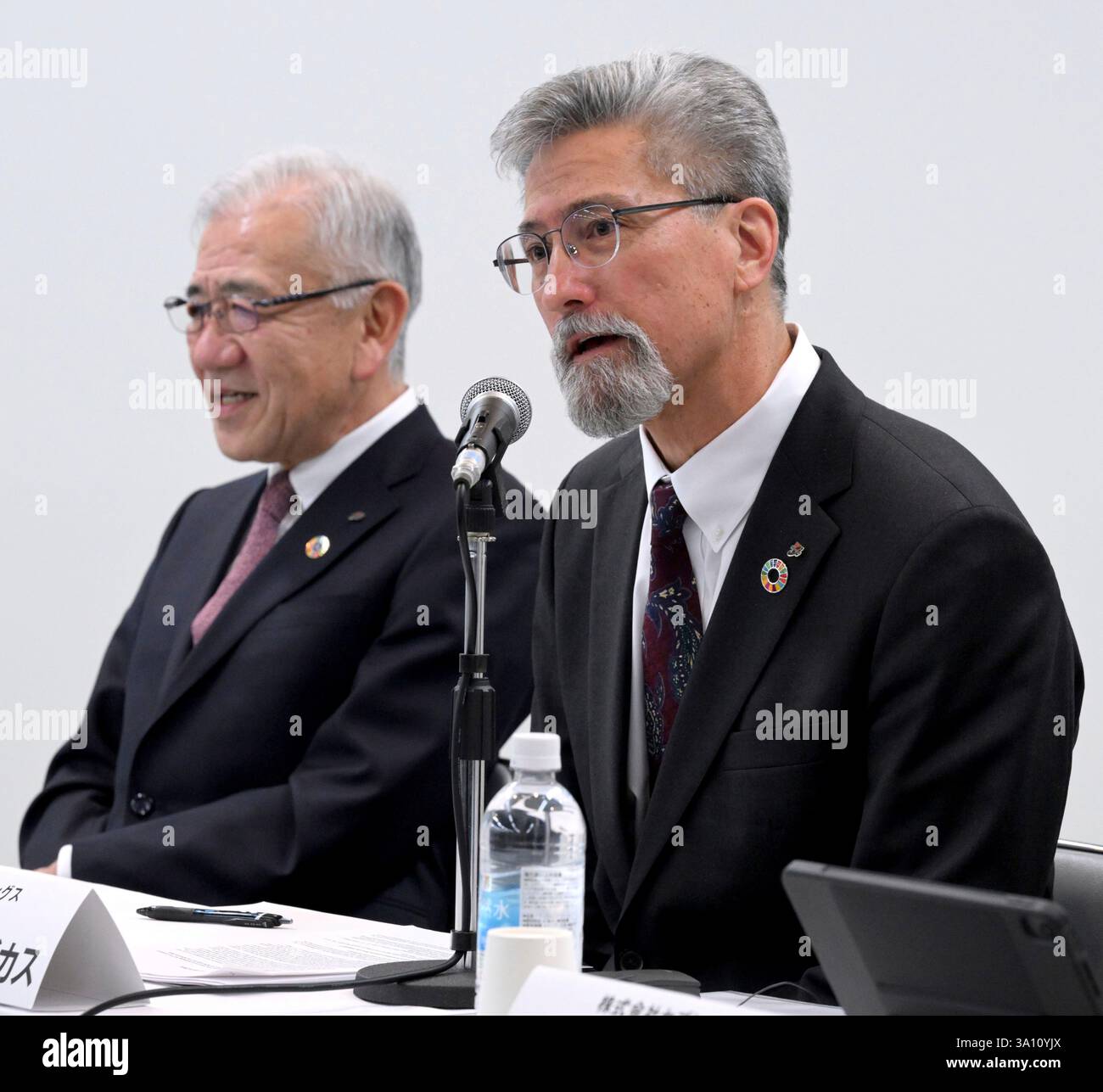 Steven Hayes Dacus (R), who will become the new president of Seven & i ...