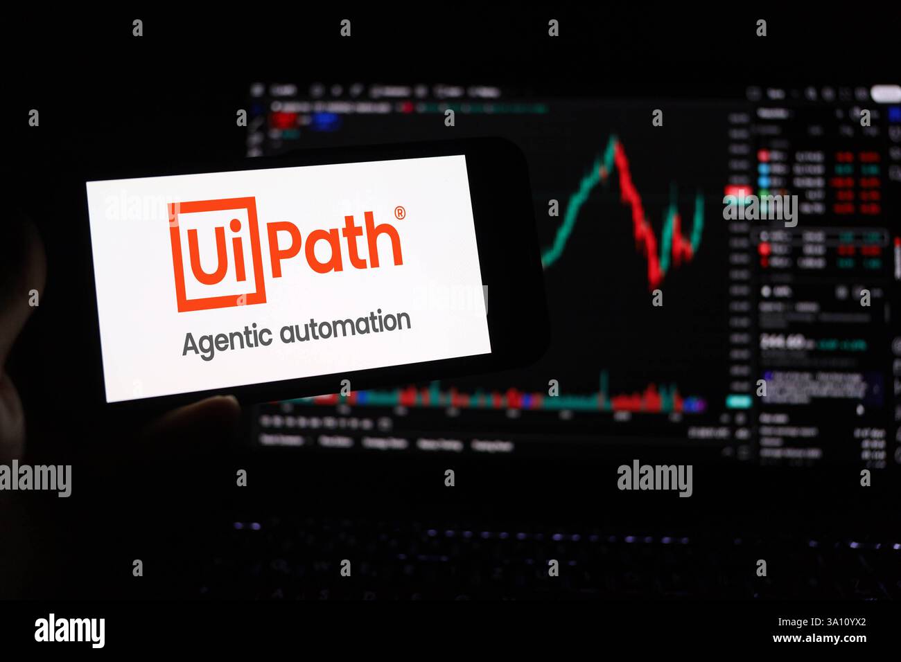 Symbolbild: UiPath-Logo auf Smartphone-Bildschirm Symbolbild erstellt ...