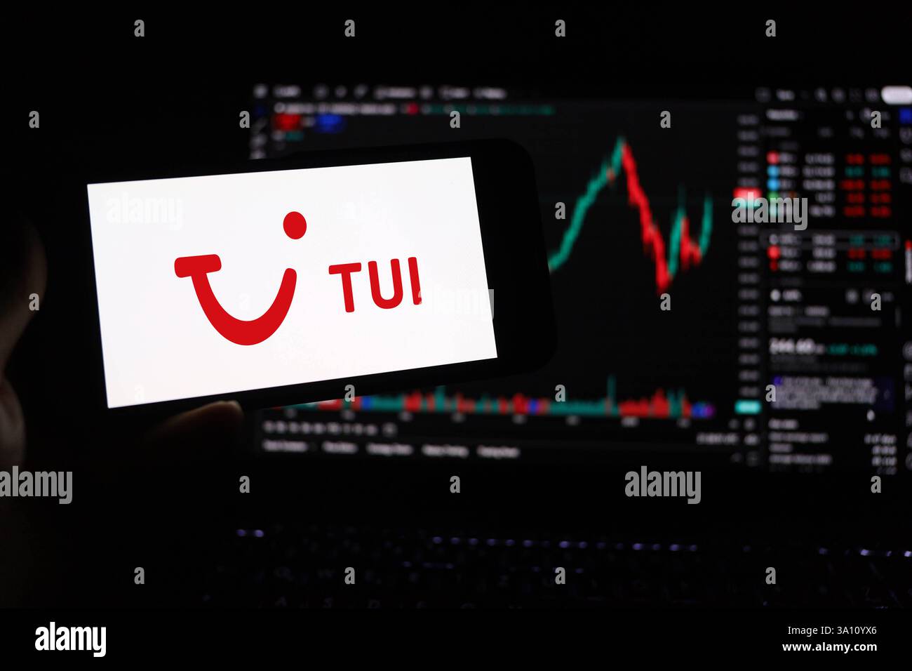 Symbolbild: TUI-Logo auf Smartphone-Bildschirm. Symbolbild erstellt am ...