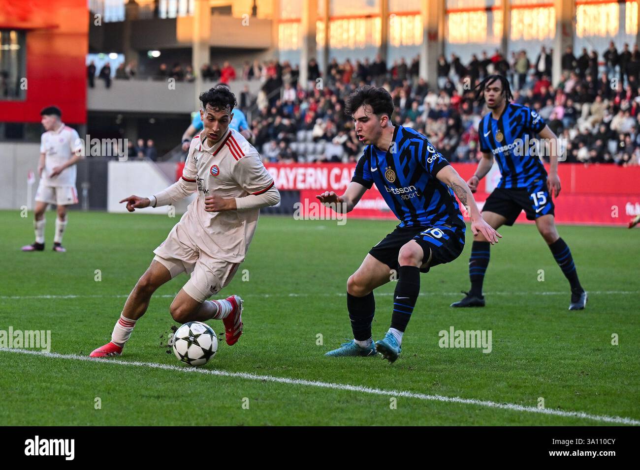 im Duell Mudaser SADAT (FC Bayern U19 #17) und Matteo VENTURINI (Inter Mailand U19 16 ...