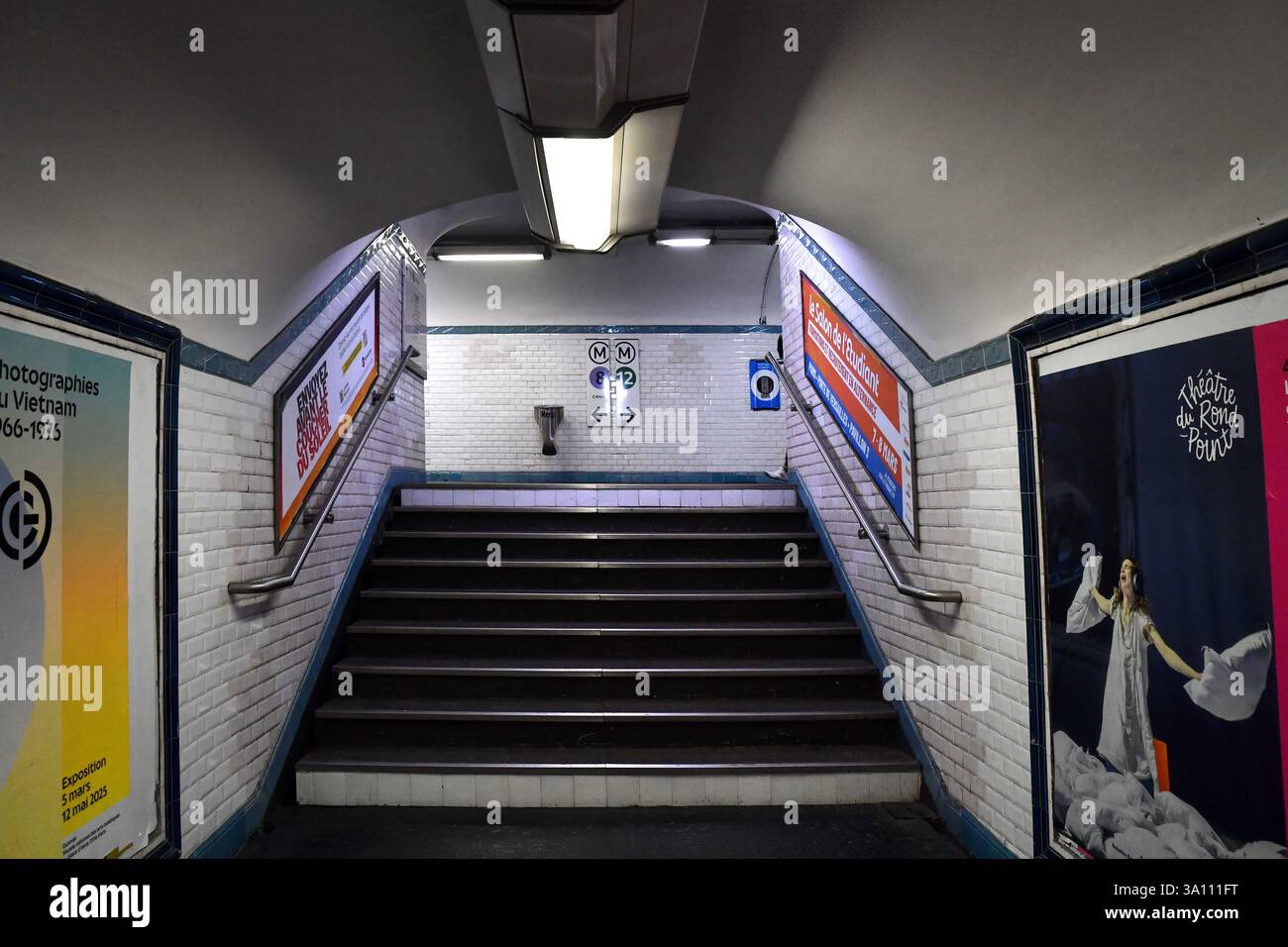Inside view empty paris metro train hi-res stock photography and images ...