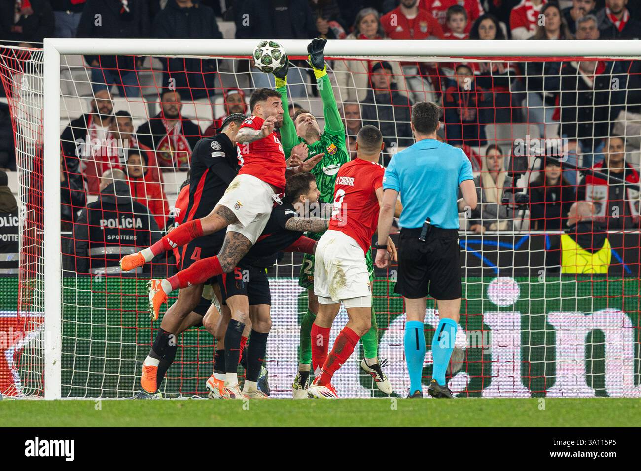 Wojciech Szczesny, Inigo Martínez and Ronald Araujo of FC Barcelona ...