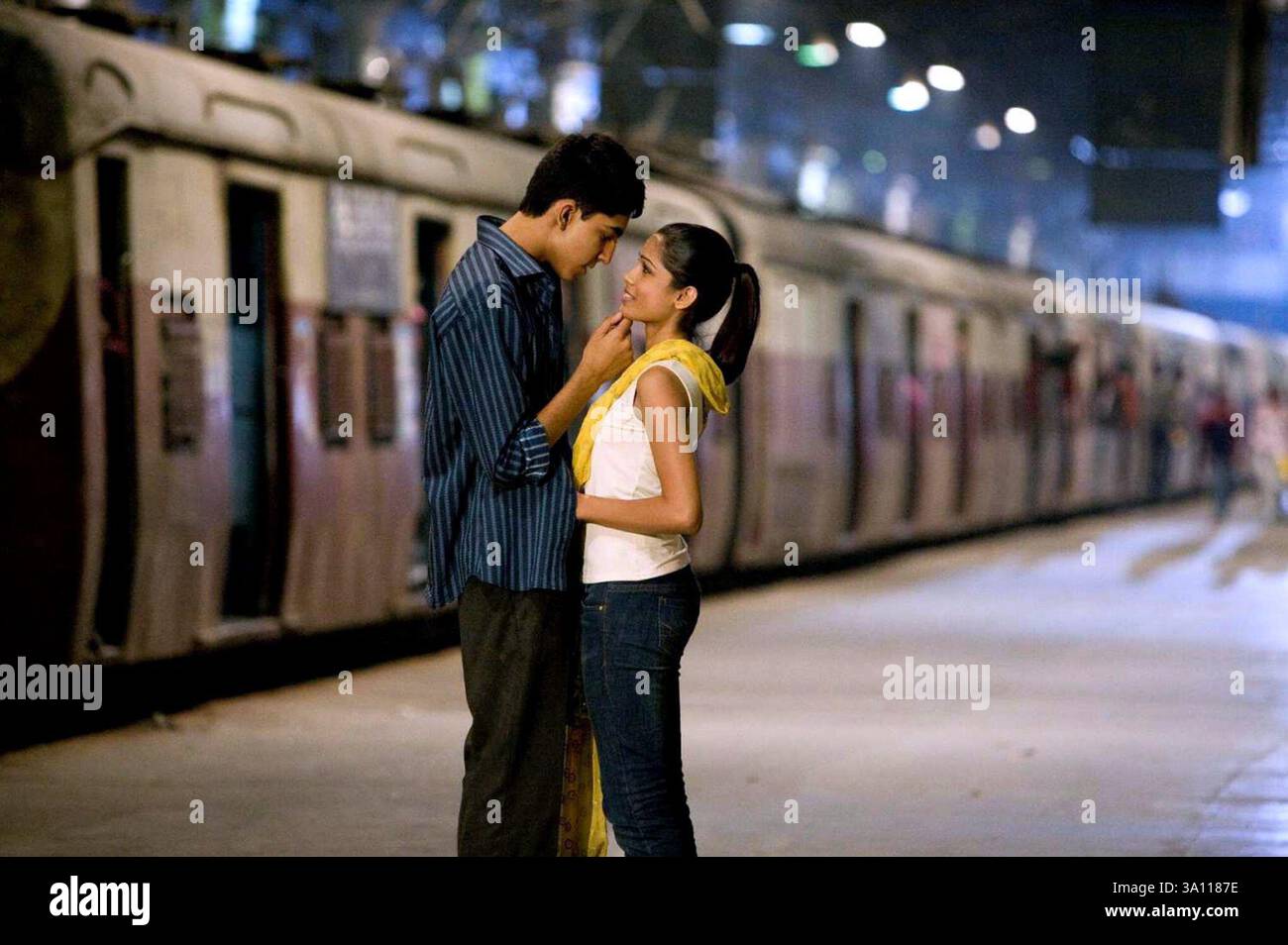 Slumdog Millionaire Dev Patel & Freida Pinto Stock Photo - Alamy