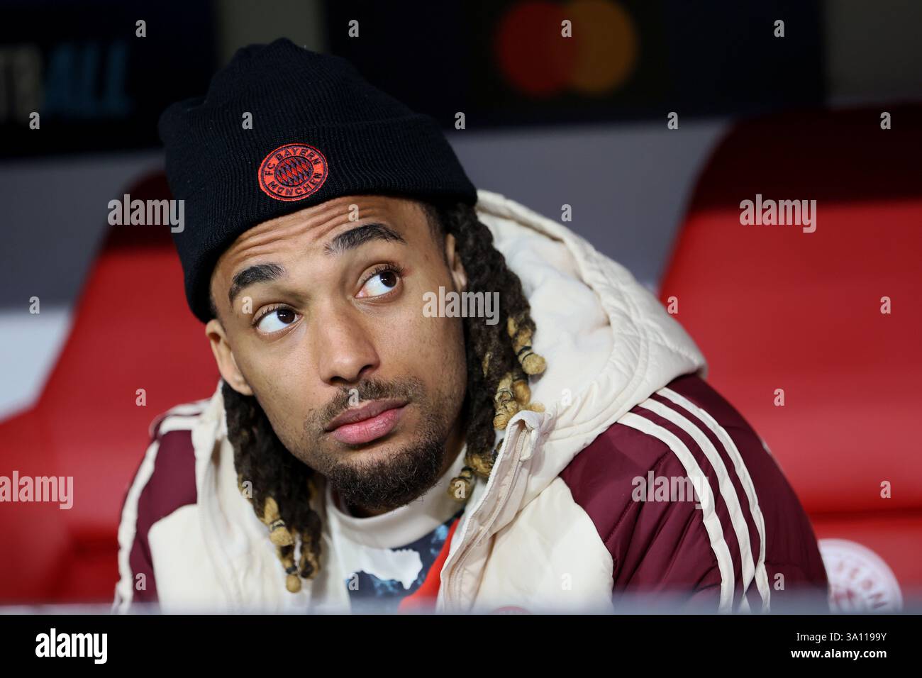 Sacha boey fc bayern munchen sitzend auf der auswechselbank hi-res ...