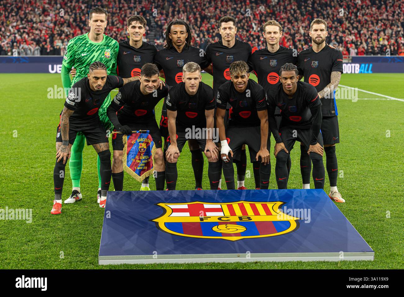 Players of FC Barcelona pose for a team photo the UEFA Champions League ...