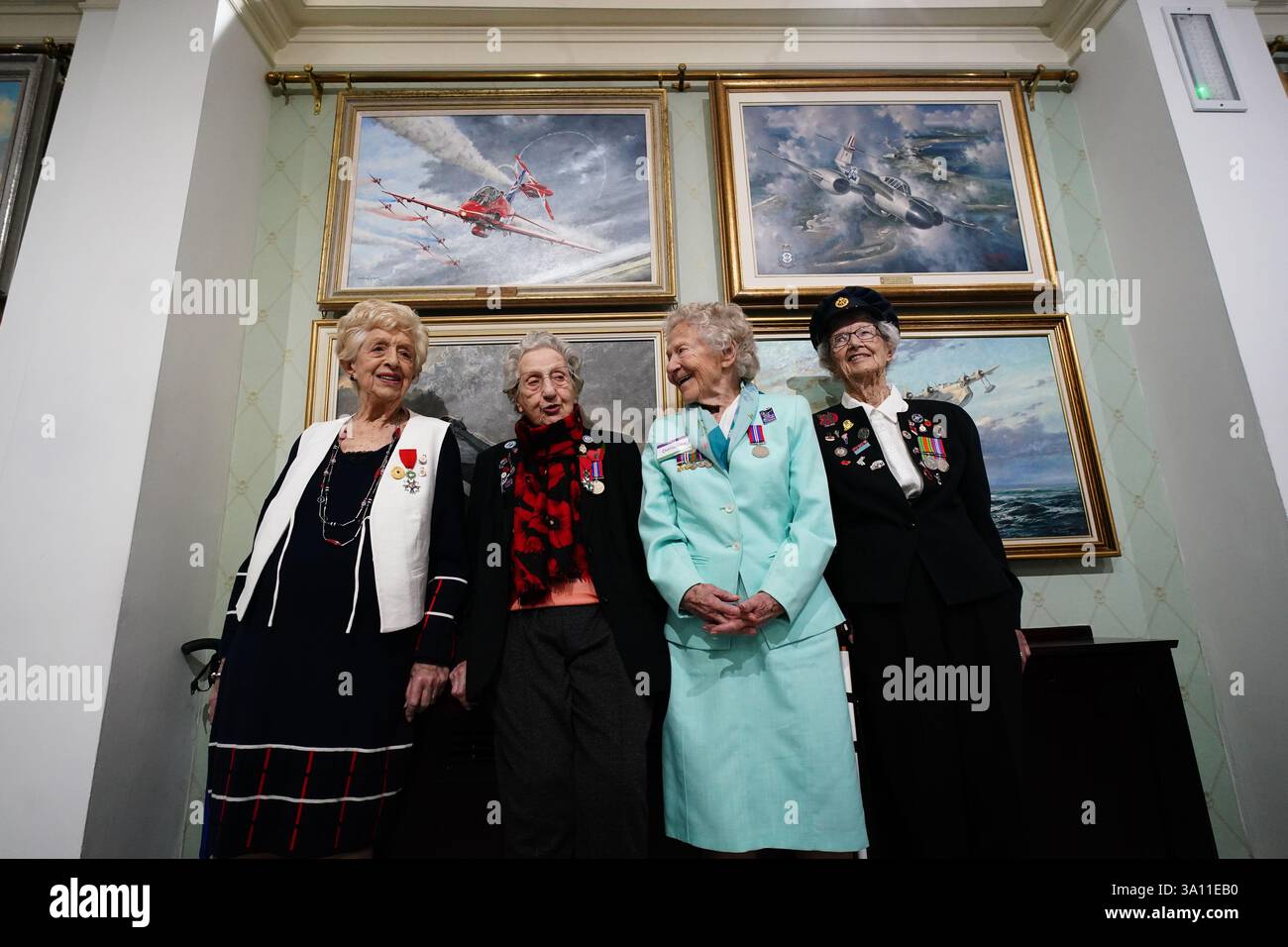 (left to right) WWII veterans Ruth Bourne, Marie Scott, Dorothea Barron ...