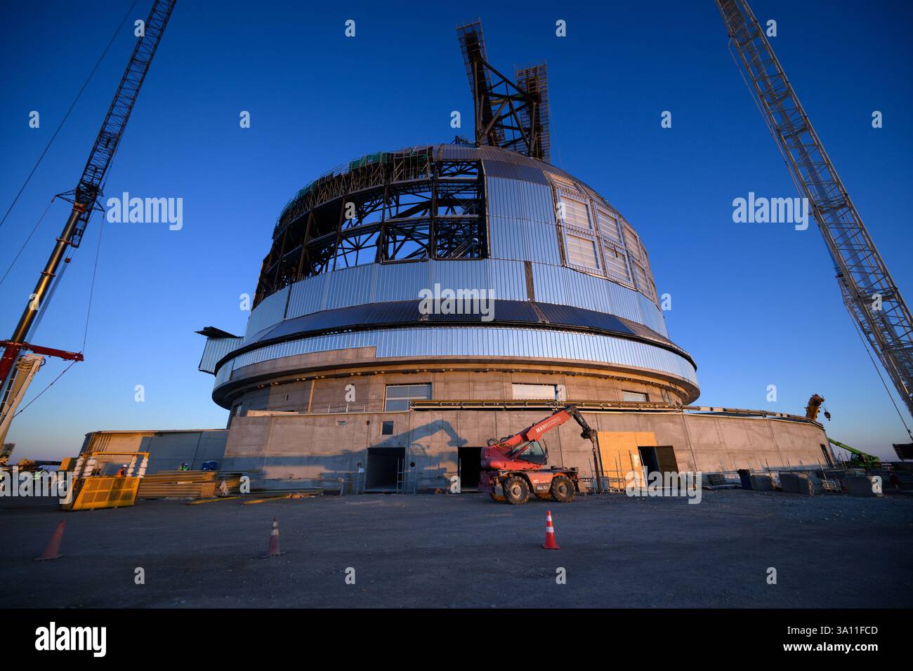 Extremely large telescope (elt) chile hi-res stock photography and ...