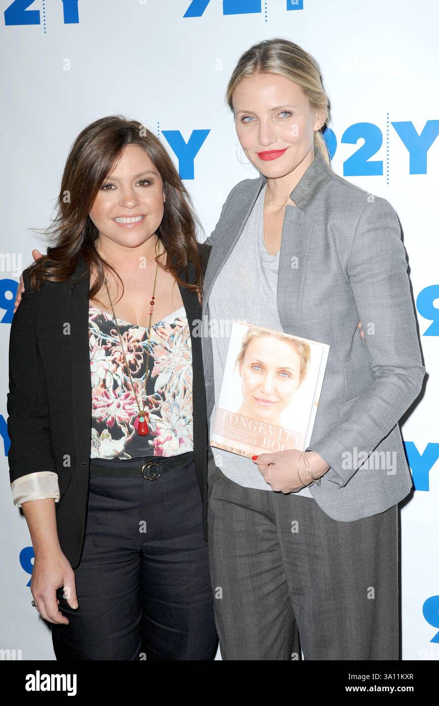 Actress Cameron Diaz in conversation with Rachael Ray Stock Photo - Alamy