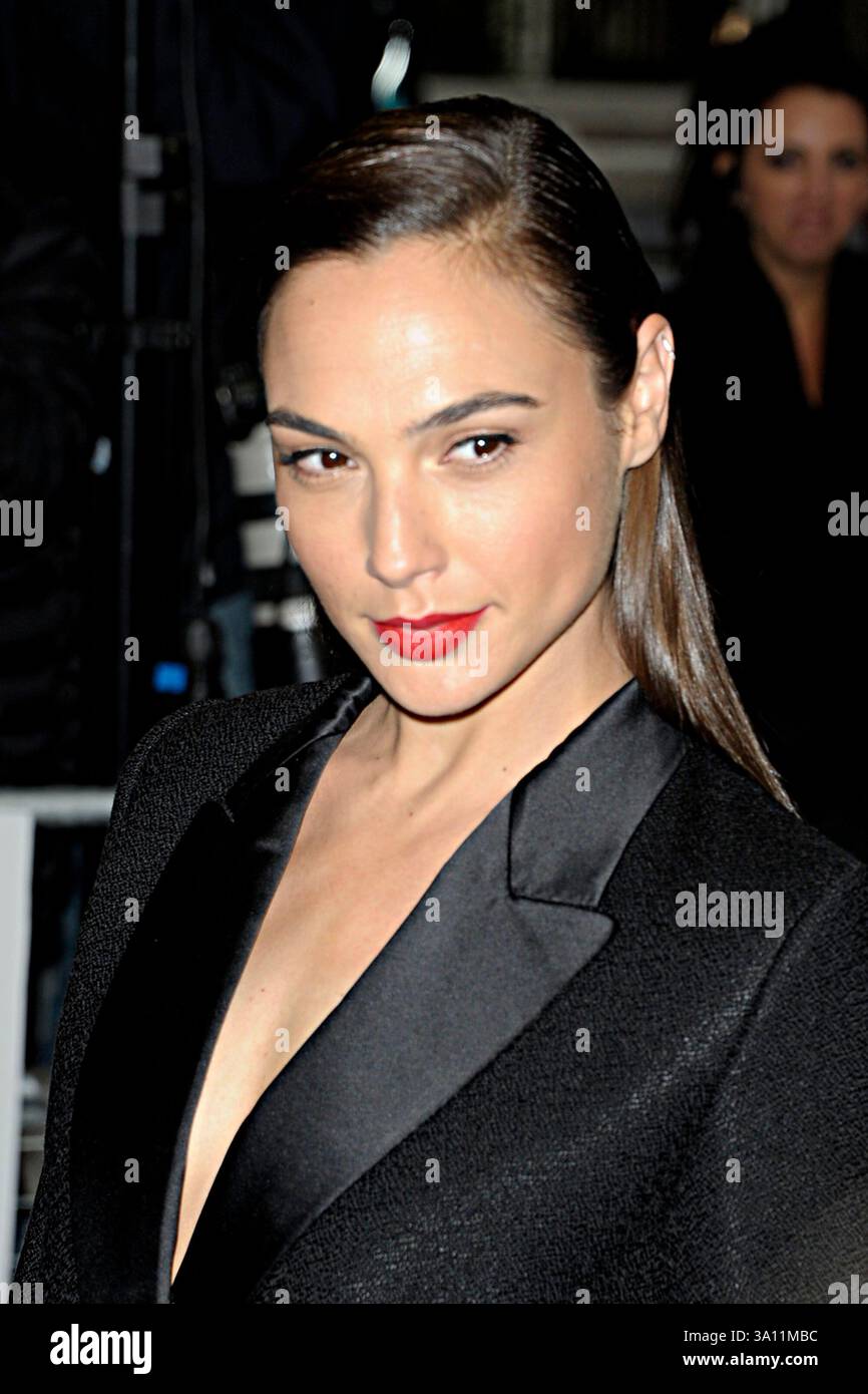 Gal Gadot UK Premiere of CRIMINAL at the Curzon Mayfair London 7th ...