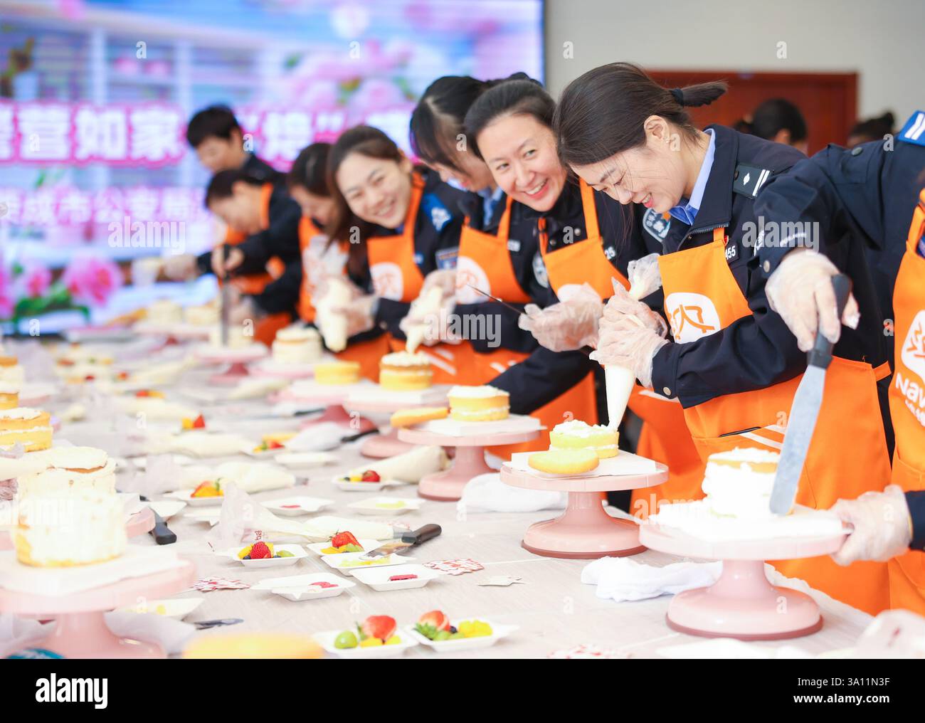 (250306) -- WEIHAI, March 6, 2025 (Xinhua) -- Policewomen make cakes ...