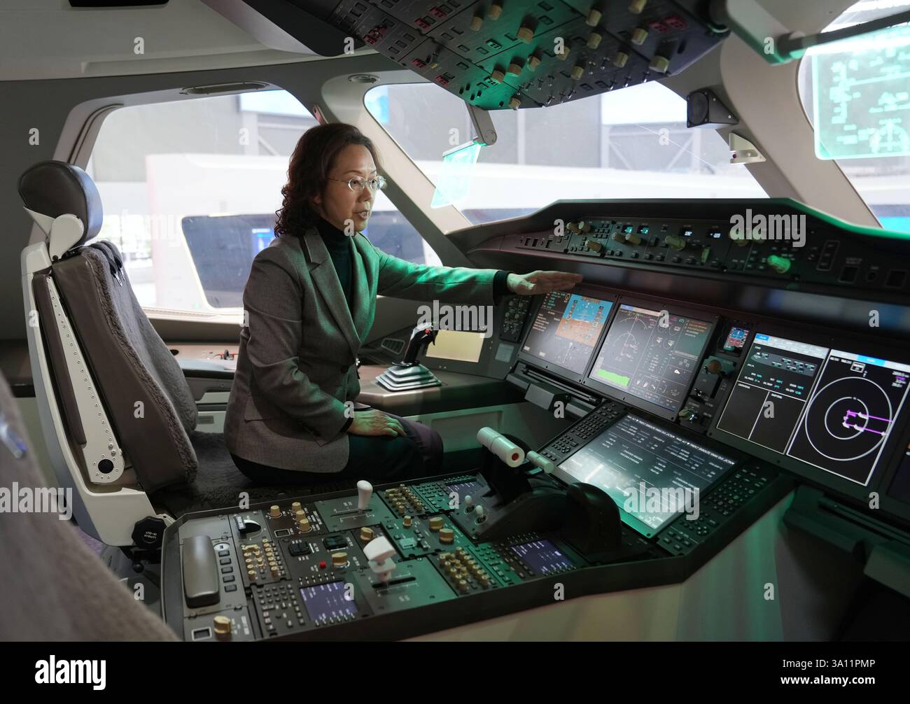 (250306) -- SHANGHAI, March 6, 2025 (Xinhua) -- Zhao Chunling ...