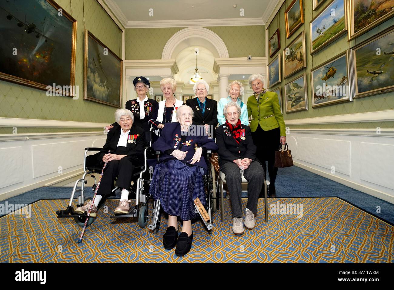 WWII veterans and personnel (back row left to right) Robbie Hall, Ruth ...