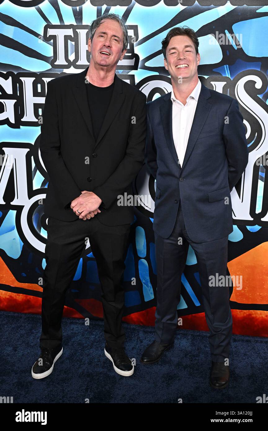 Jonathan Watson und Brandon James bei der Premiere der 4. und finalen ...