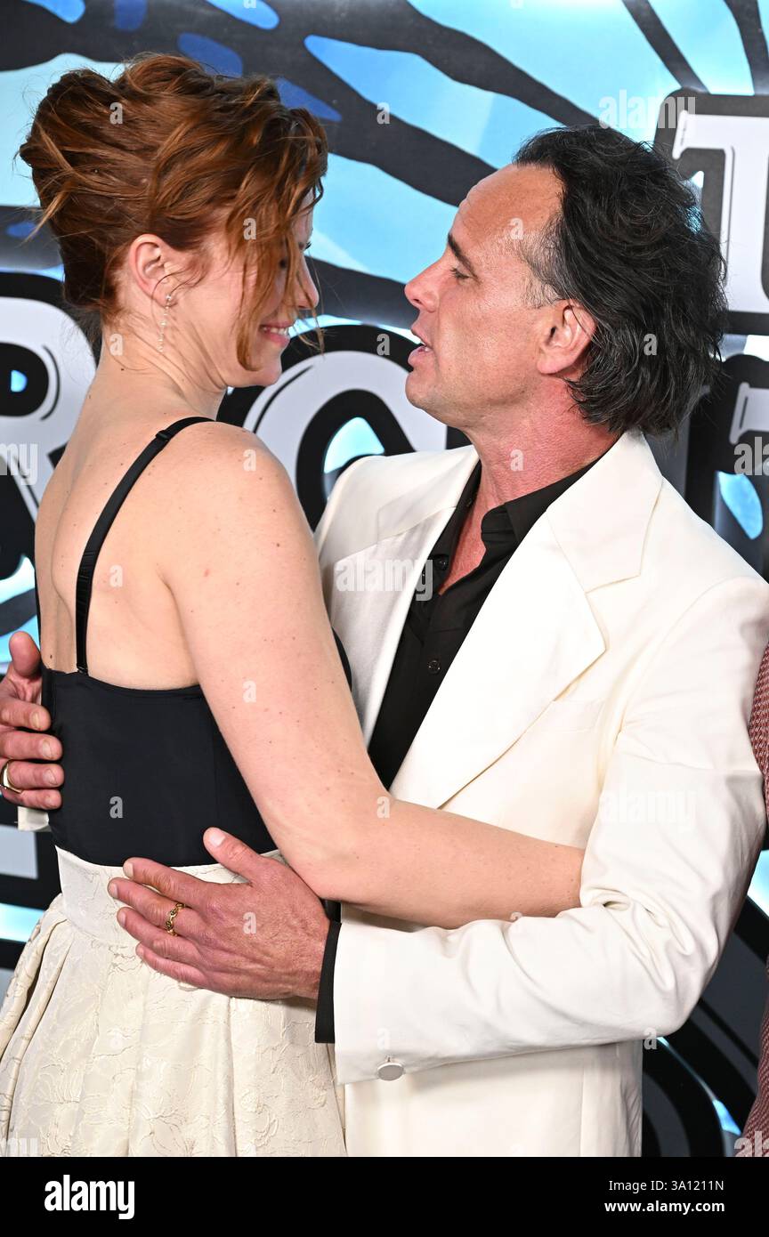 Cassidy Freeman und Walton Goggins bei der Premiere der 4. und finalen ...