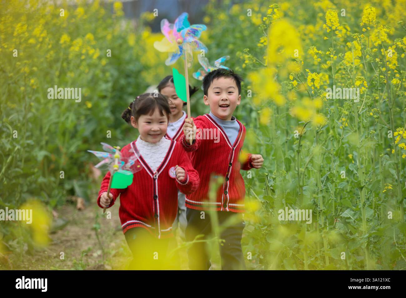 (250306) -- BEIJING, March 6, 2025 (Xinhua) -- Children have fun at a ...