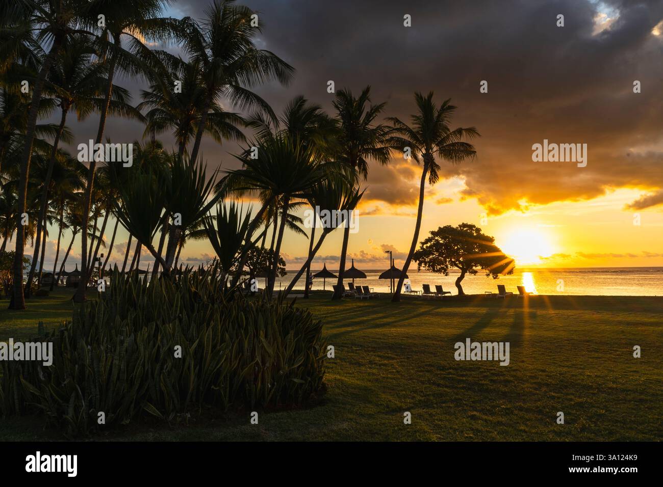 Stunning sunset over tranquil beach hi-res stock photography and images ...
