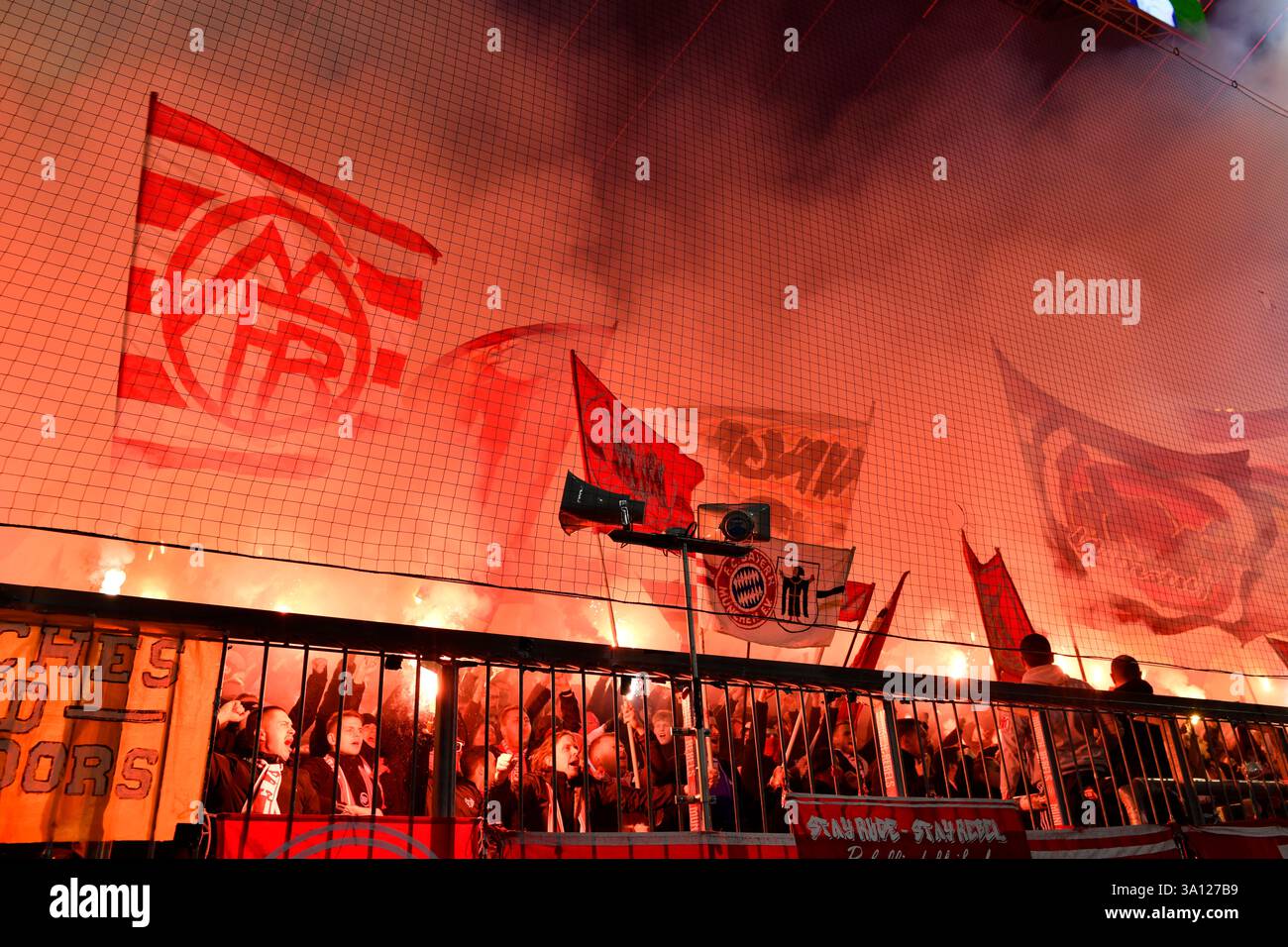 Muenchen, Deutschland. 05th Mar, 2025. Bengalos, Pyrotechnik, Pyro ...