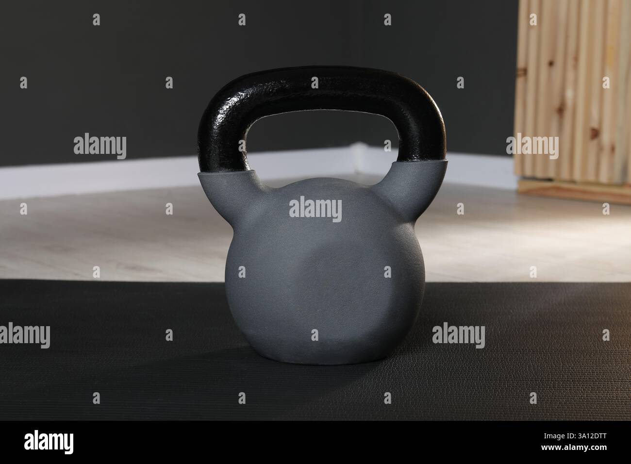 Black kettlebell in gym hi-res stock photography and images - Alamy