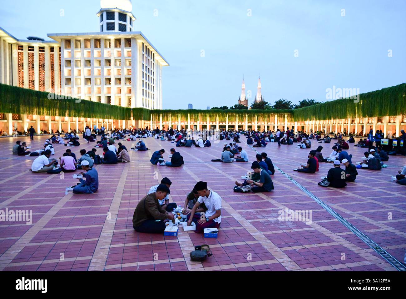 Jakarta, Indonesia. 6th Mar, 2025. People have iftar meals during ...