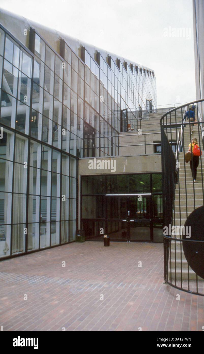 Harvard Graduate School of Design - Gund Hall designed by John Andrews ...