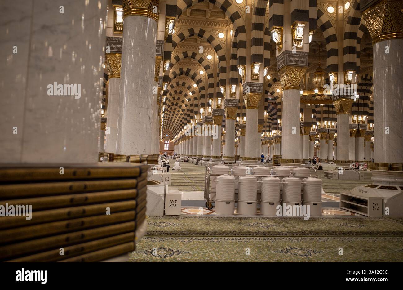 Al masjid an nabawi interior hi-res stock photography and images - Alamy