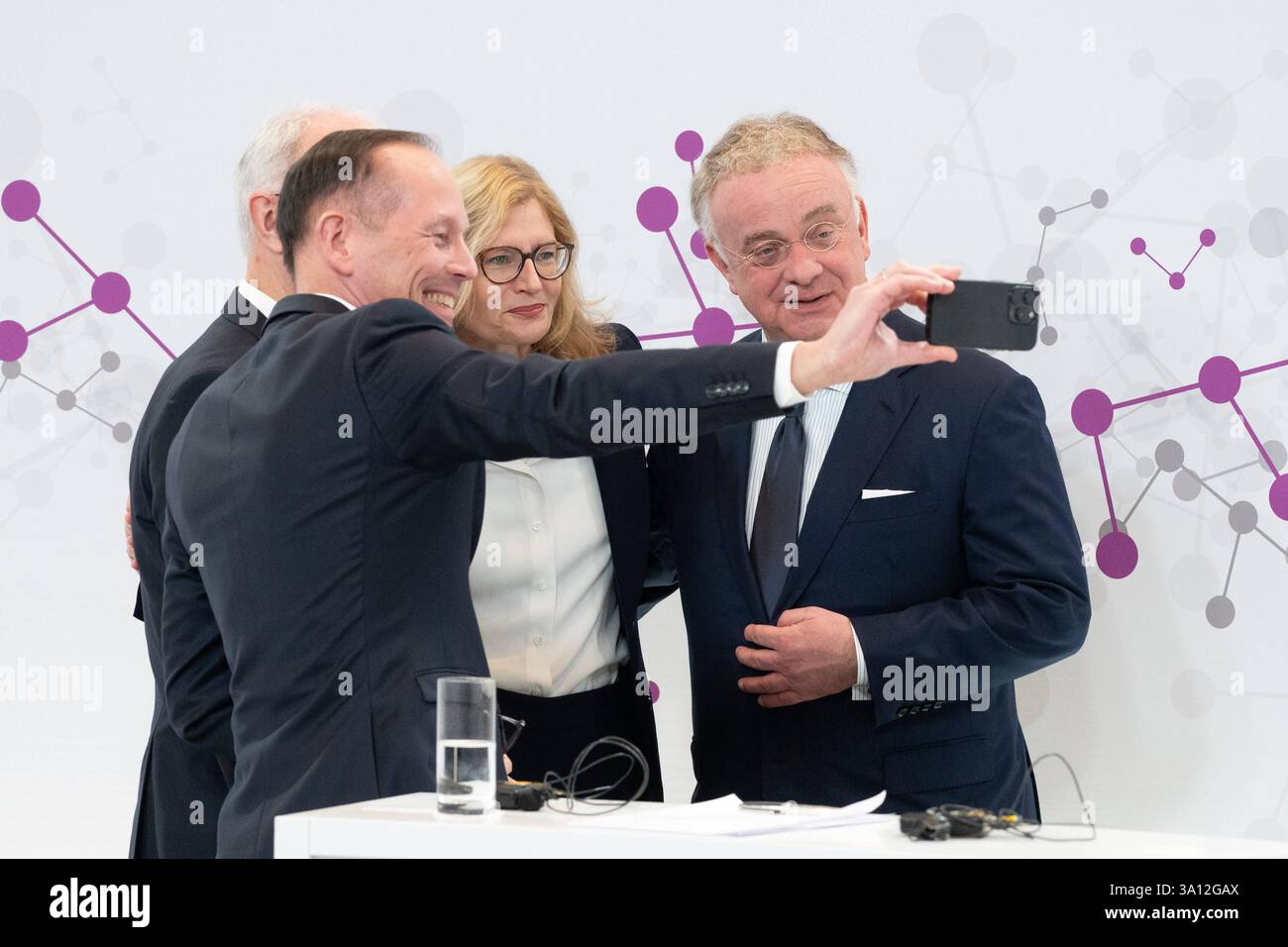 von links: Thomas WESSEL, Vorstandsmitglied, Harald SCHWAGER ...