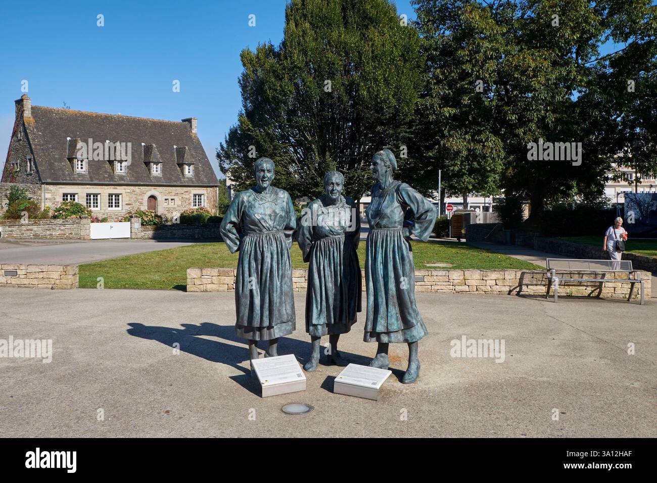 France, Finistere, Carhaix Plouguer, Place du Champ de Foire, statues ...