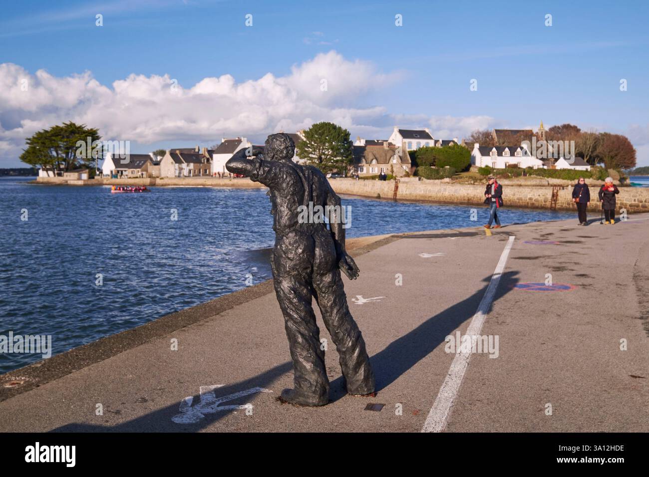 France, Morbihan, Etel river, Belz, Bronze statue of the Great Sailor ...