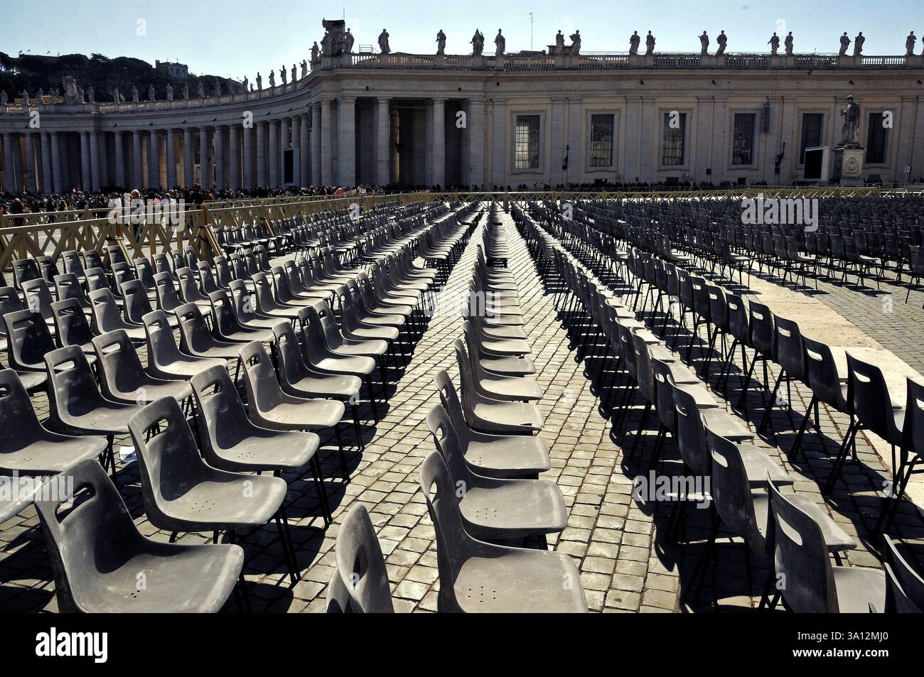 Bestuhlung in einem abgesperrten Bereich direkt vor dem Petersdom. Rom ...