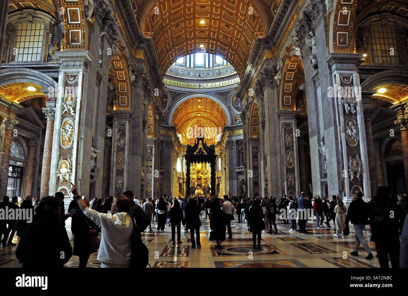 Im Inneren des Petersdom. Rom, Italien rom 2023 - 01 *** Inside St ...