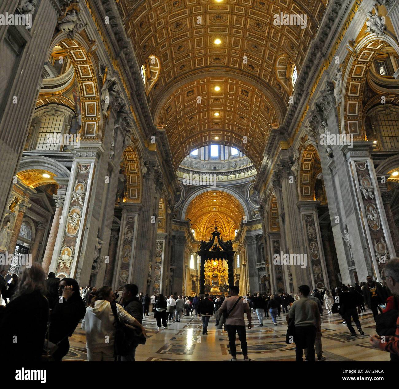 Im Inneren des Petersdom. Rom, Italien . Das Teilpanorama besteht aus 3 ...