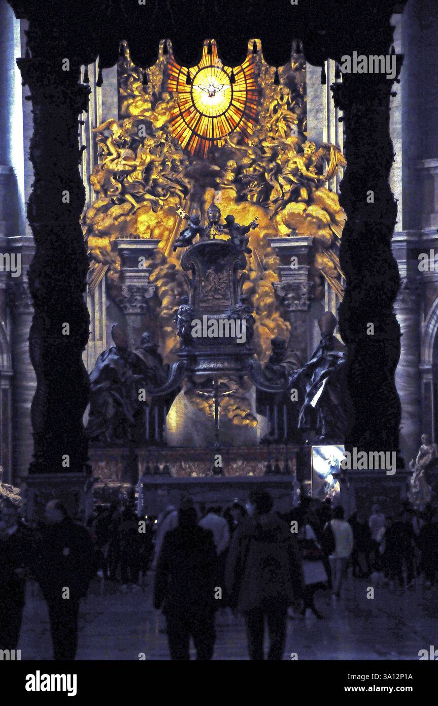 Altarbereich im Inneren des Petersdom. Rom, Italien rom 2023 - 01 ...