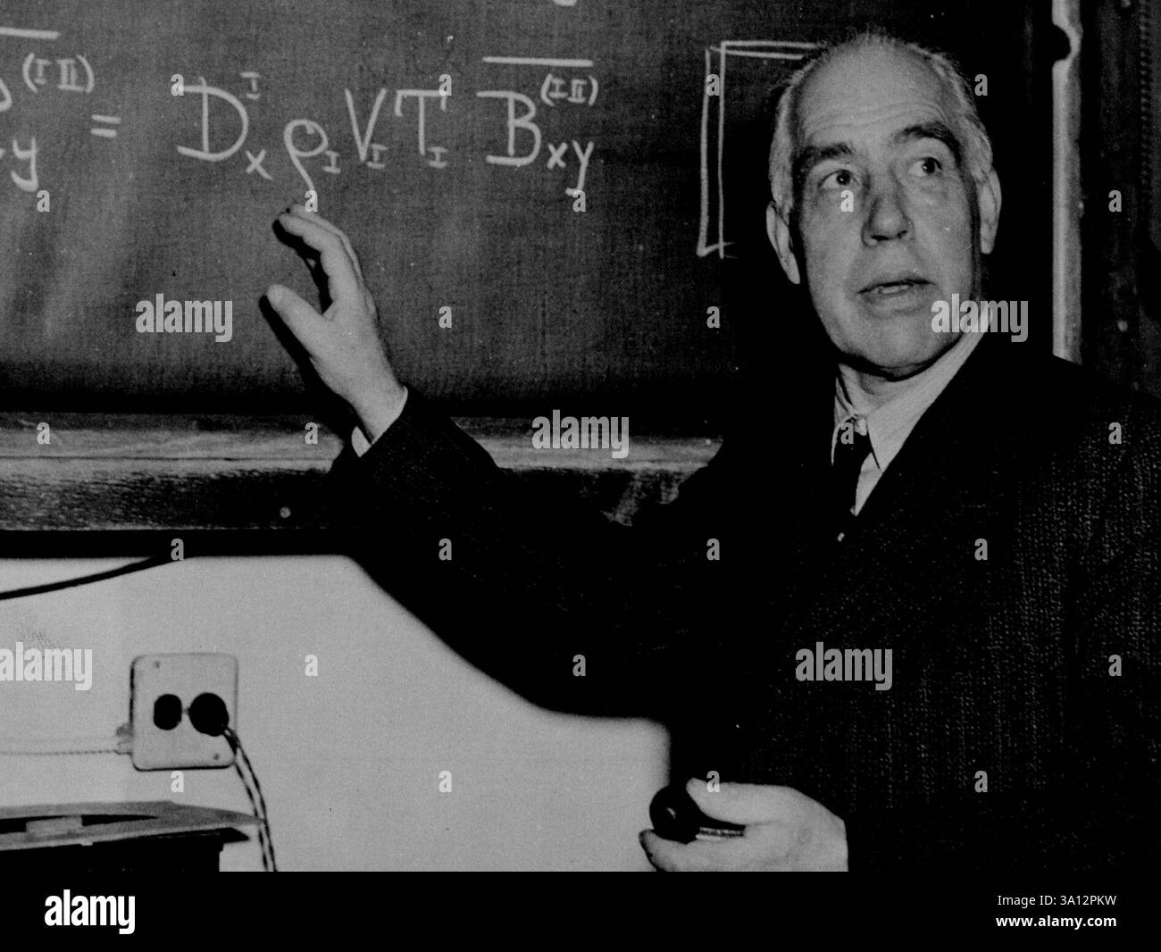 Danish physicist dr niels bohr Black and White Stock Photos & Images ...