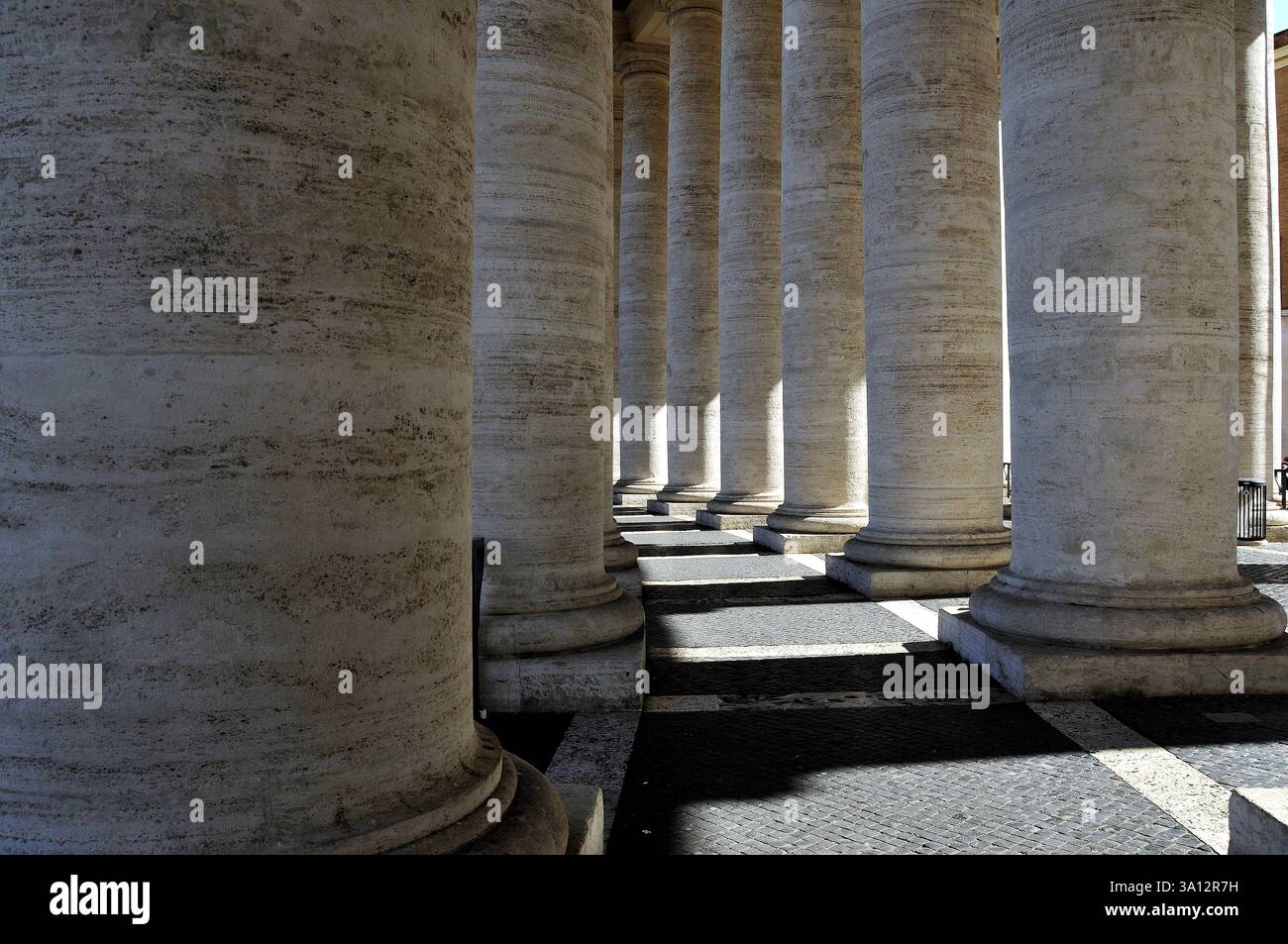 Säulen der Kolonnaden auf dem Petersplatz. Rom, Italien rom 2023 - 01 ...