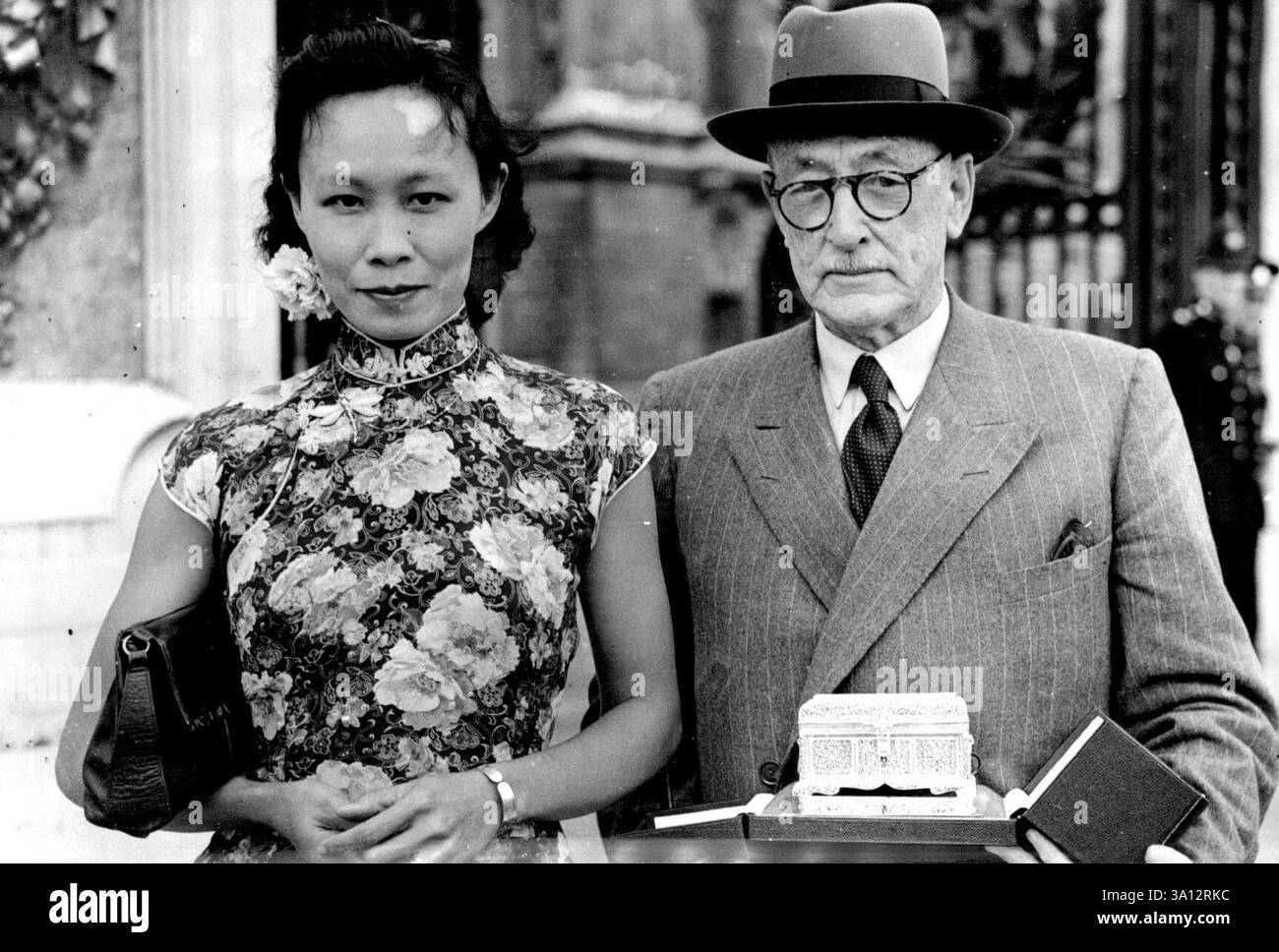 Malayan Silver Casket Presented To Princess Elizabeth at Buckingham ...