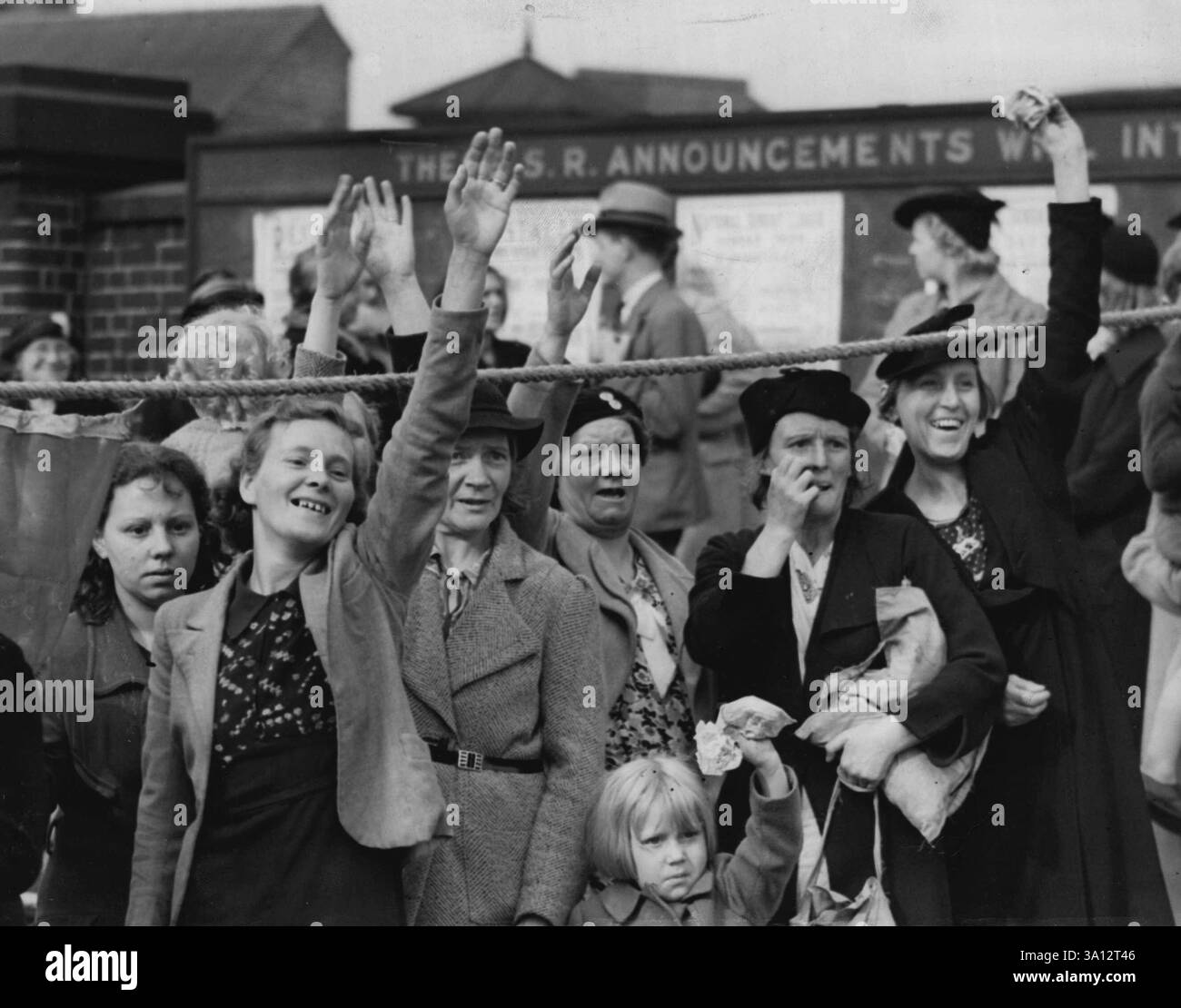 Evacuation Scenes Britain - War File. September 14, 1939. (Photo by The ...