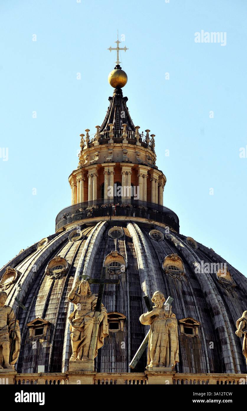 Die Kuppel des Petersdom. Rom, Italien rom 2023 - 01 *** The dome of St ...