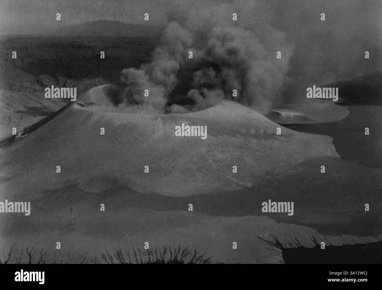 Volcanoes papua new guinea Black and White Stock Photos & Images - Alamy