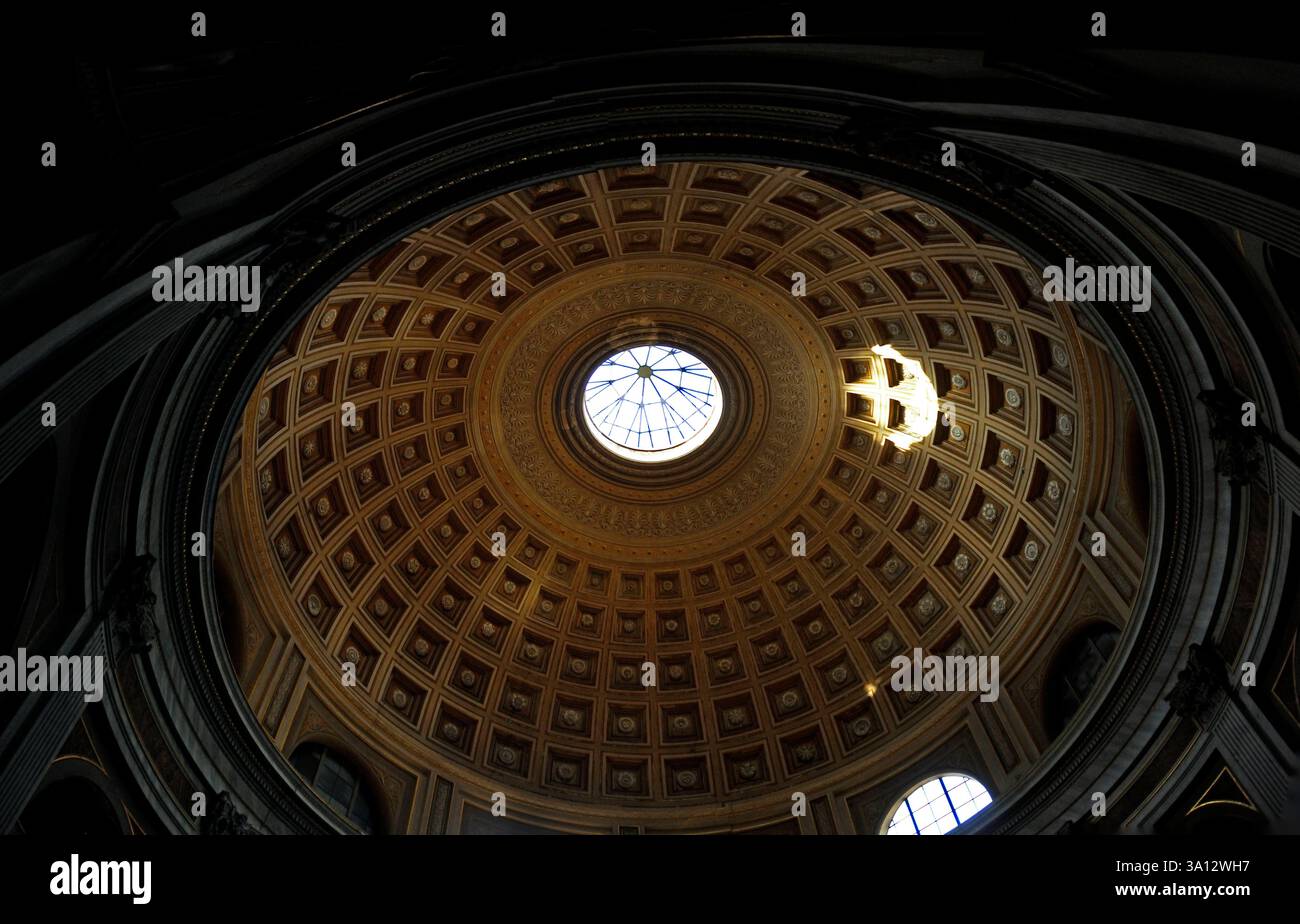 Rotunde im Vatikanmuseum in Rom, Italien. Das Teilpanorama besteht aus ...