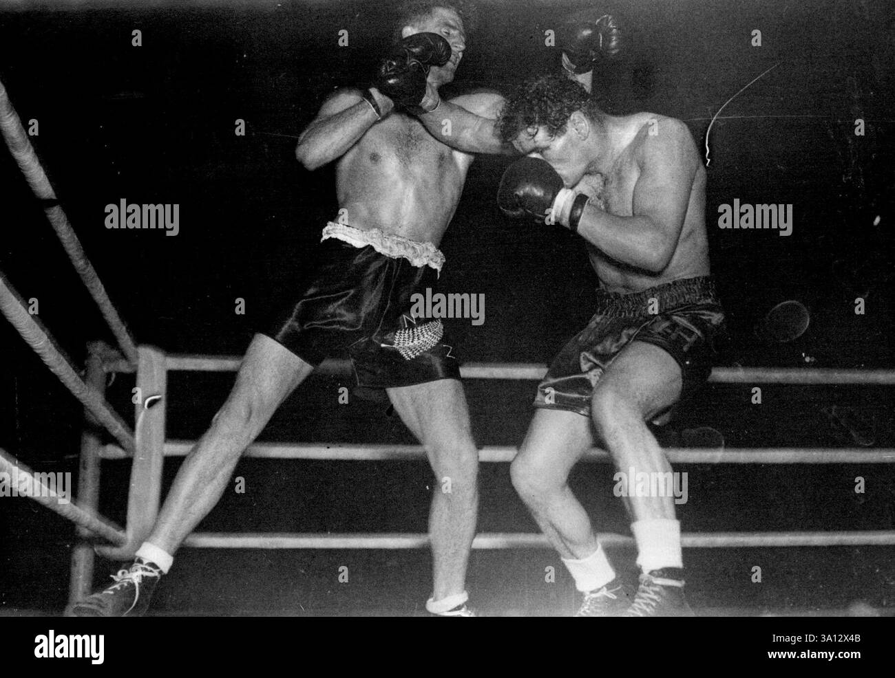 Murphy is New Empire Title Holder: Murphy (left) counters a right from Hawkins. Bos Murphy (New ...