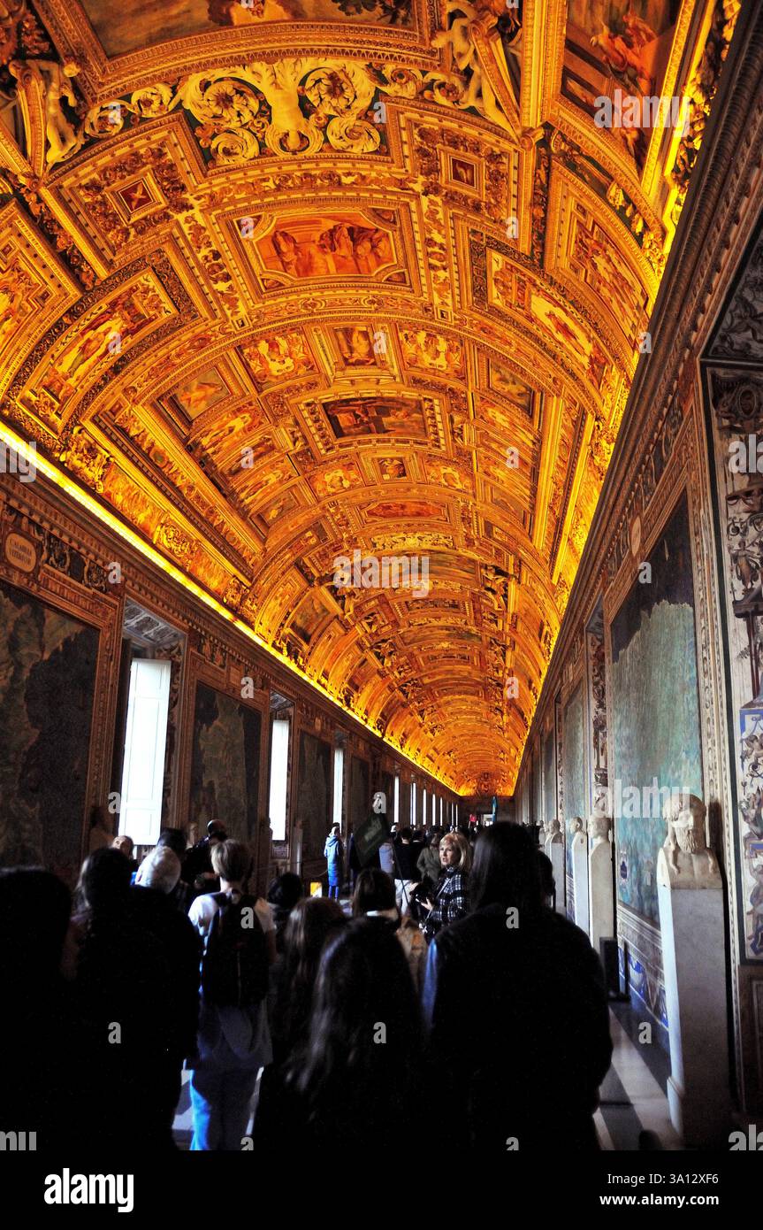 In der Galerie der Landkarten / Galleria delle Carte Geografiche im Vatikanmuseum. Rom, Italien ...