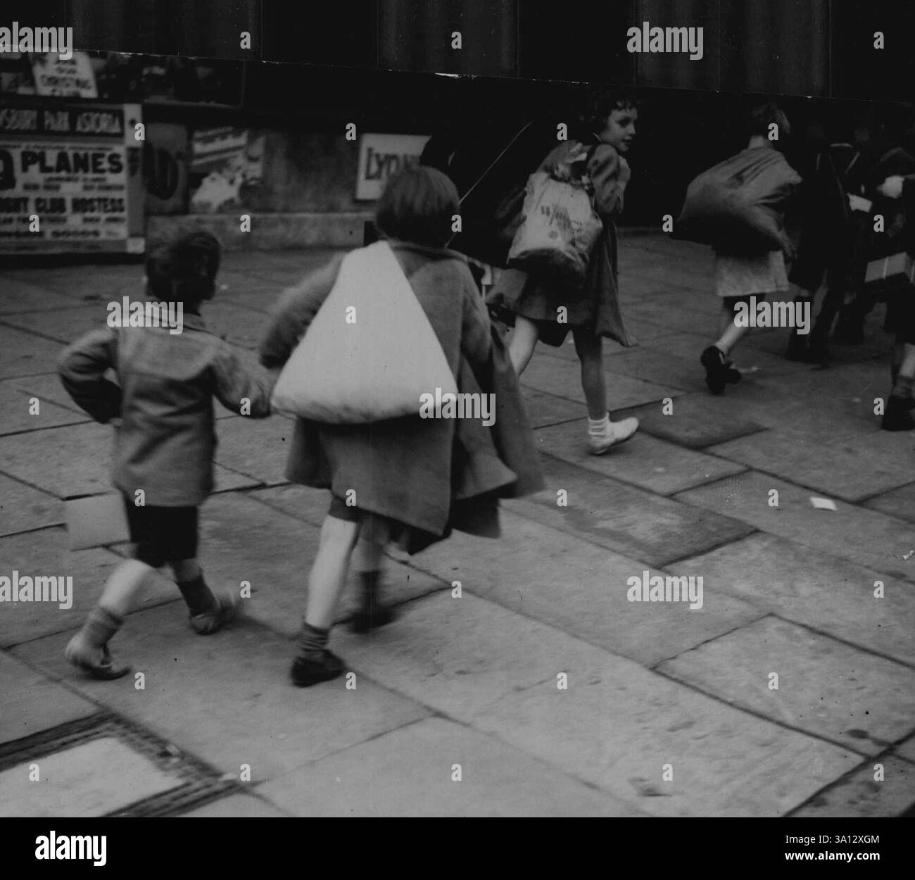 Evacuation scenes britain war file hi-res stock photography and images ...