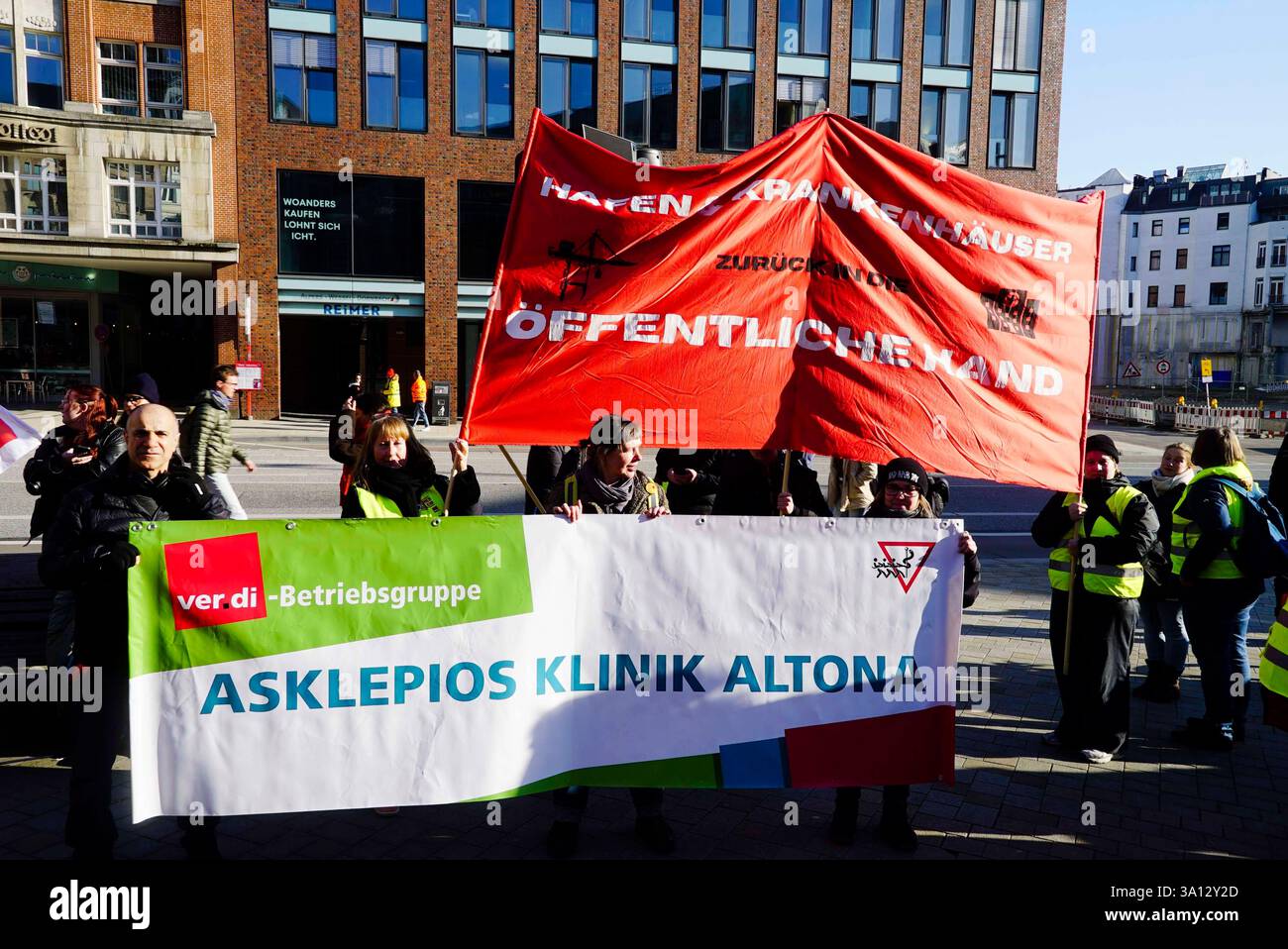 Demonstranten mit Schildern Fahnen ,auf der Strasse .Streik des ...