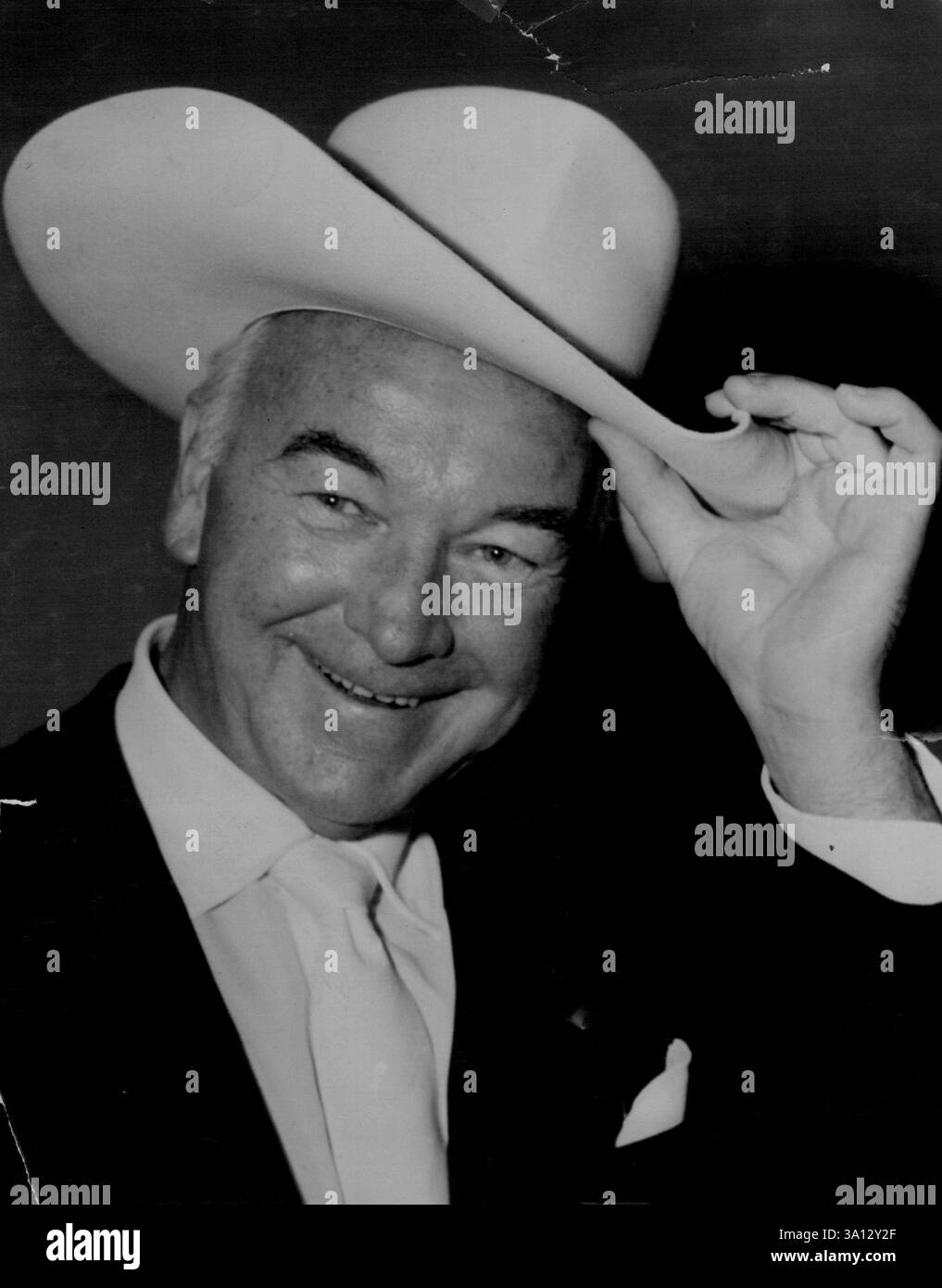 "Howdy, Kids -- Hopalond Cassidy's cheerful greeting to 5000 children ...