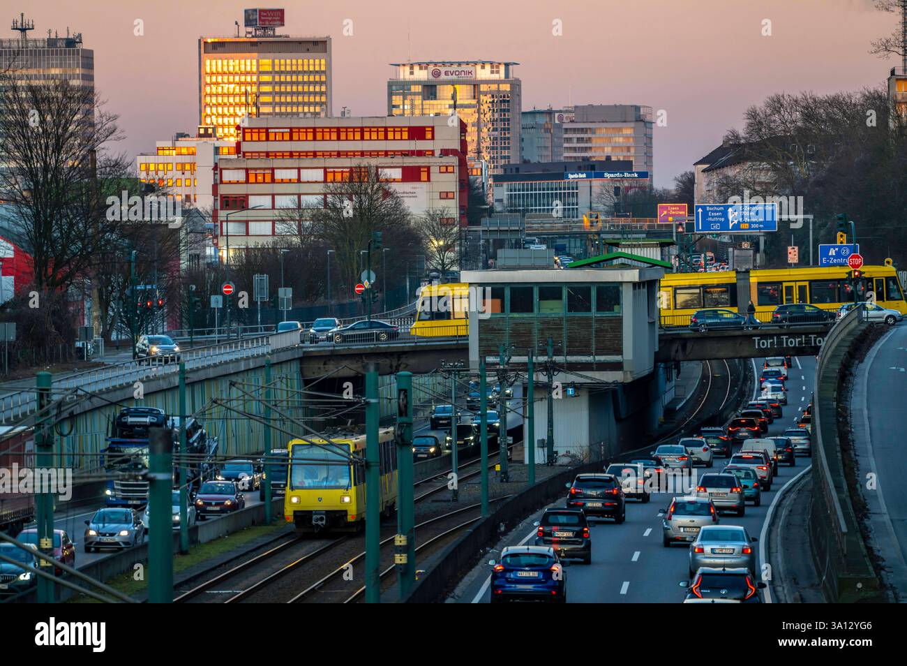 Autobahn A40, Ruhrschnellweg, dichter Verkehr Stau, Rushhour ...